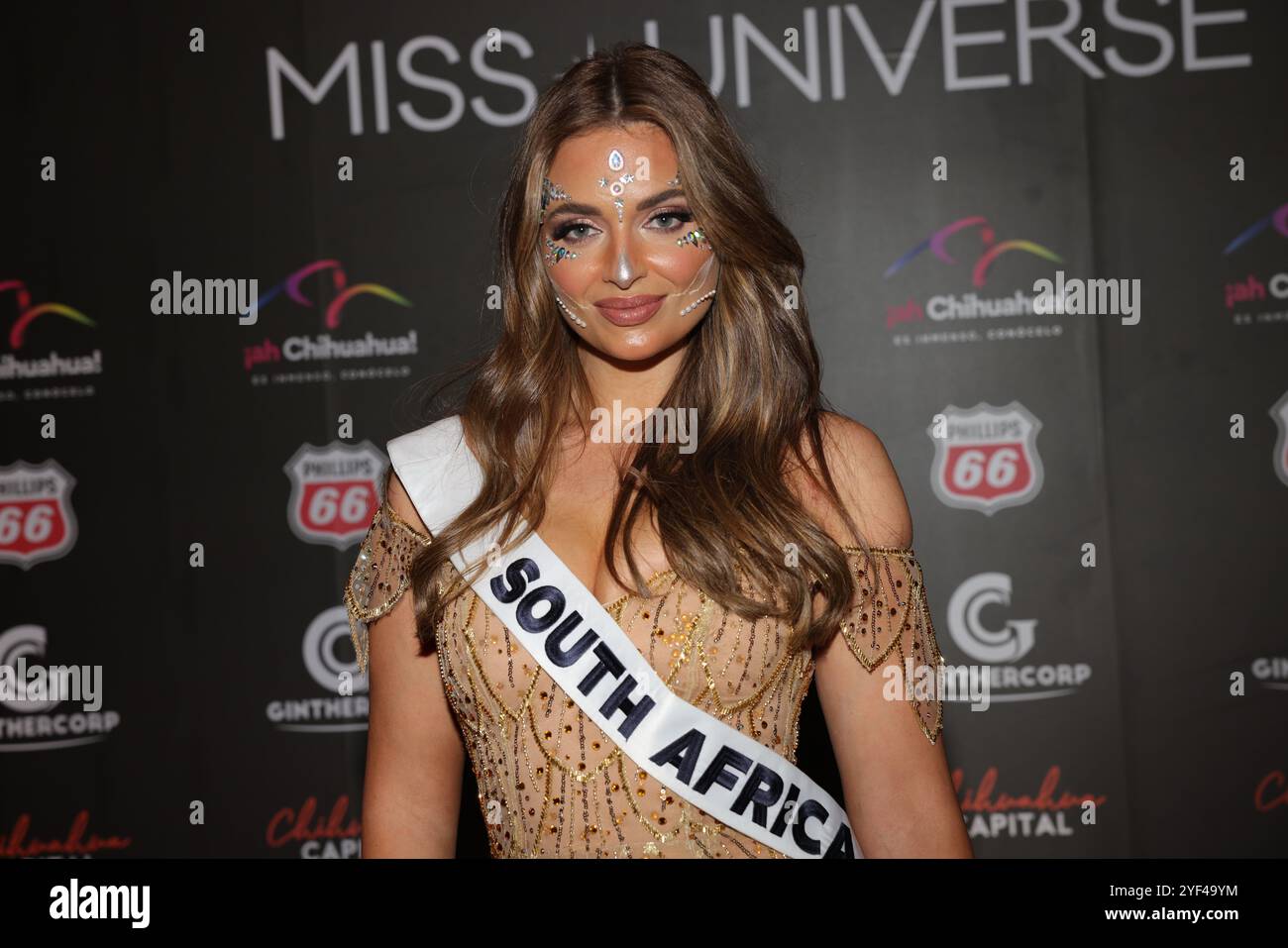 Miss South Africa Mia le Roux attends the red carpet for the Miss ...