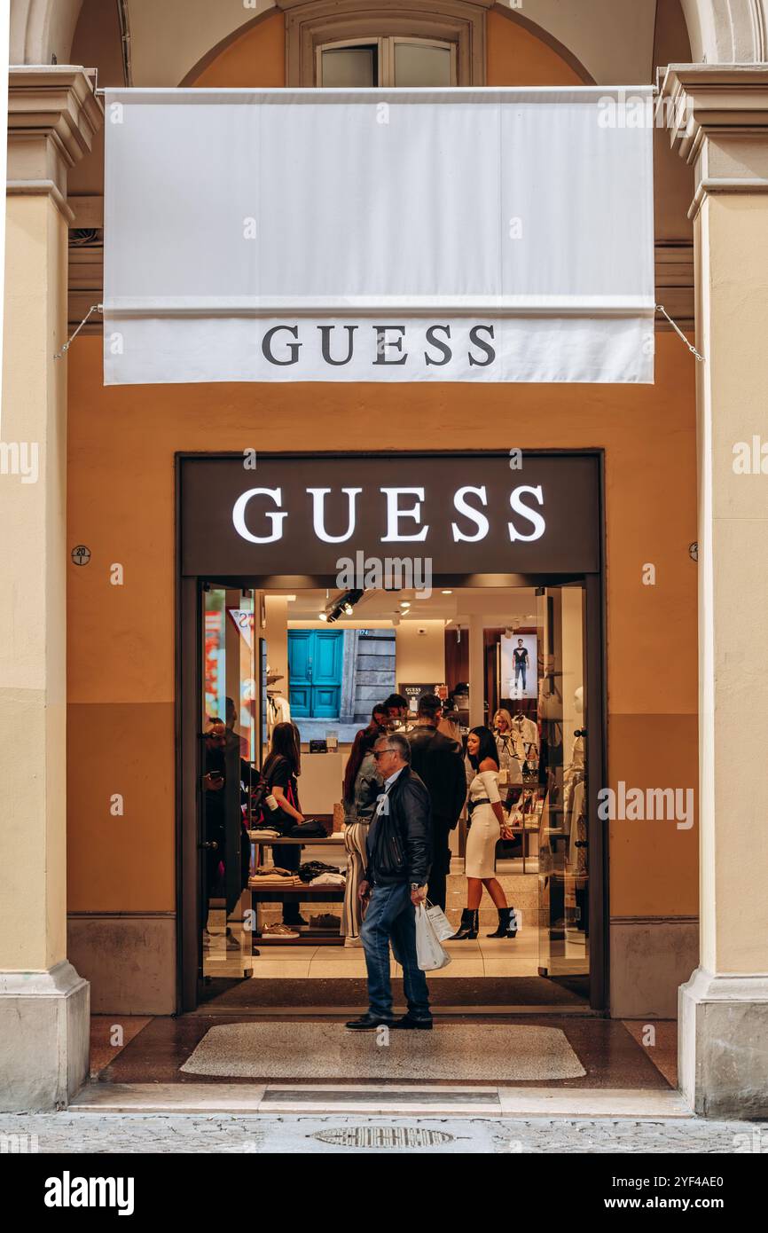 Guess store entrance hi-res stock photography and images - Alamy