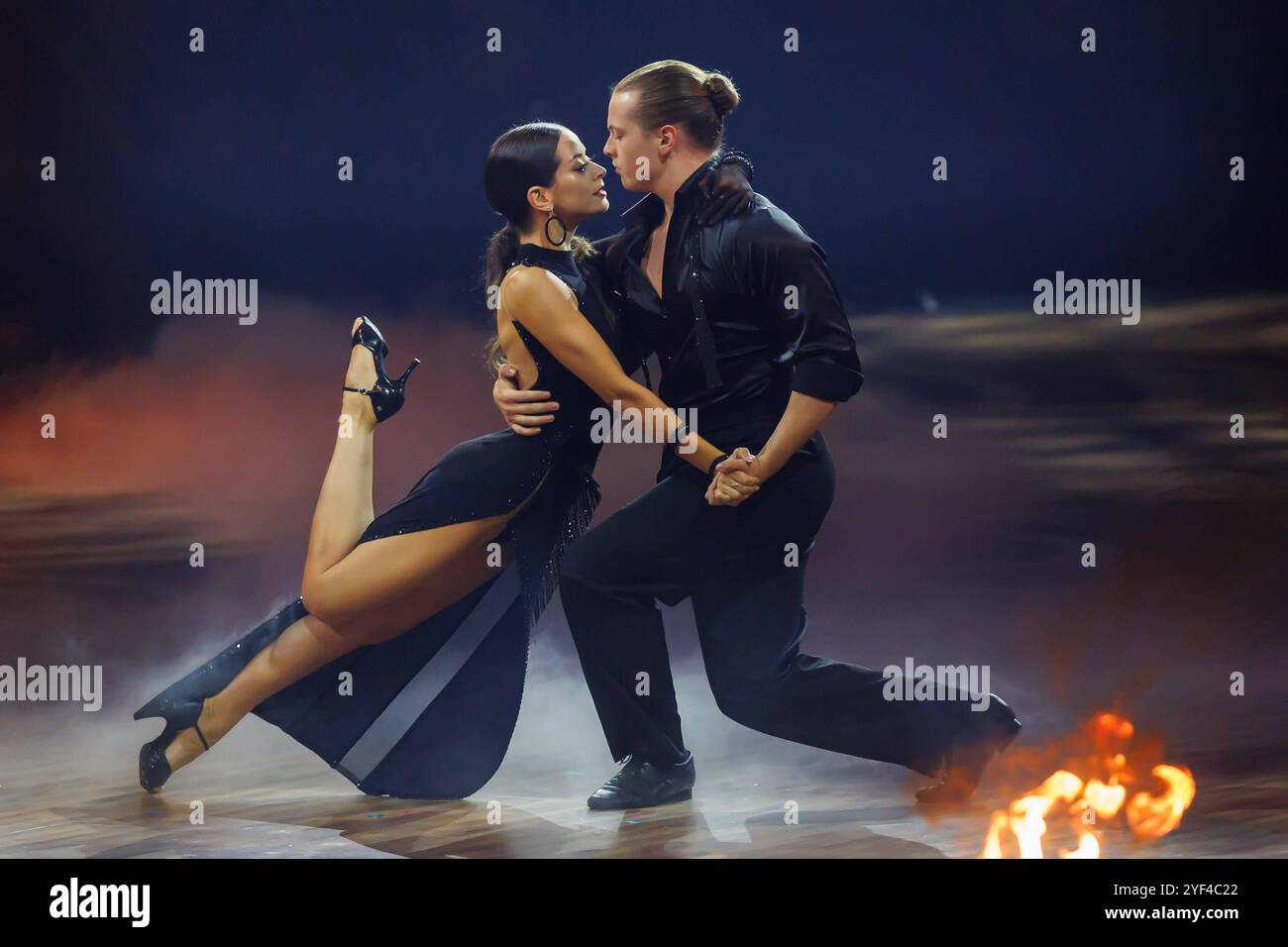 Gabriel Kelly mit seiner Tanzpartnerin Malika Dzumaev, 31.10.2024 ...