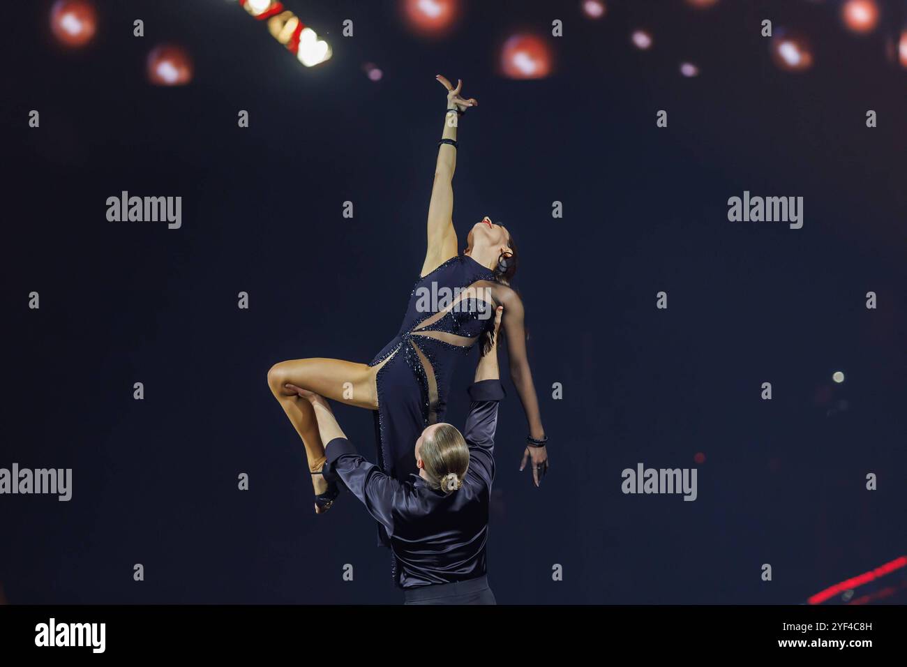 Gabriel Kelly mit seiner Tanzpartnerin Malika Dzumaev, 31.10.2024 ...
