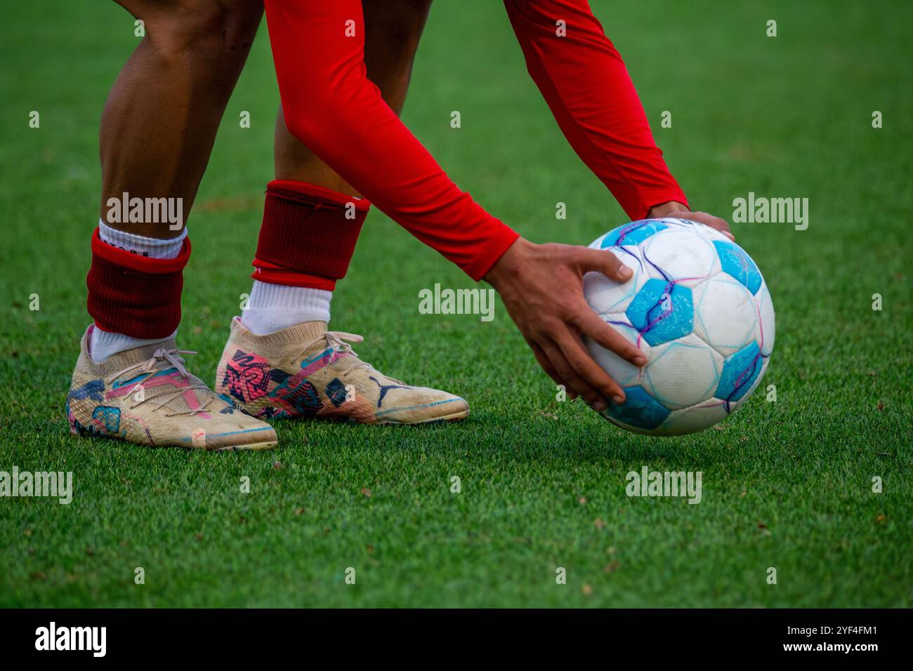 Symbol image Football (Germany): A footballer positions the Bundesliga ...
