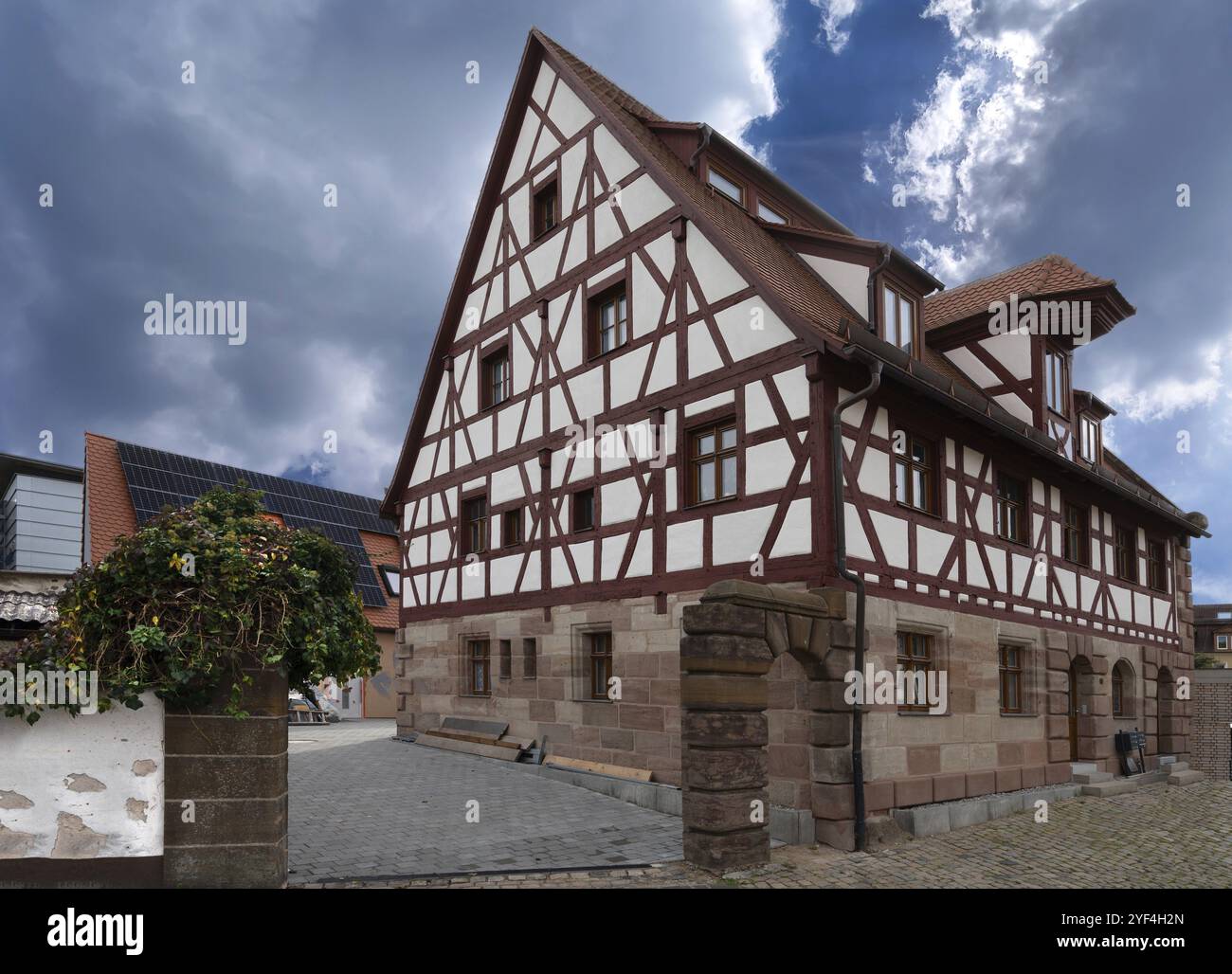 Timbered upper storey hi-res stock photography and images - Alamy