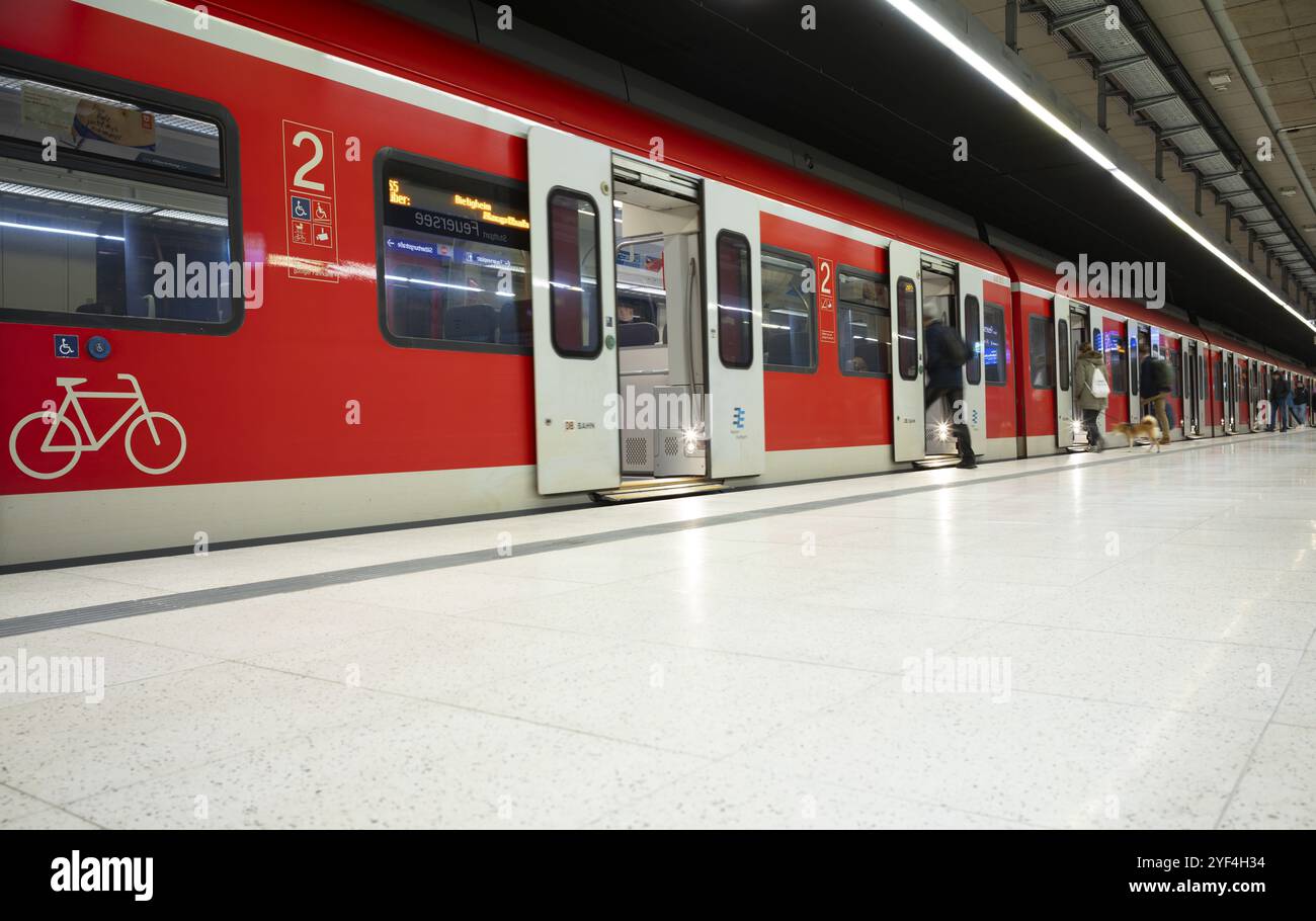 Travellers boarding S-Bahn, train, class 420 in traffic red, platform ...