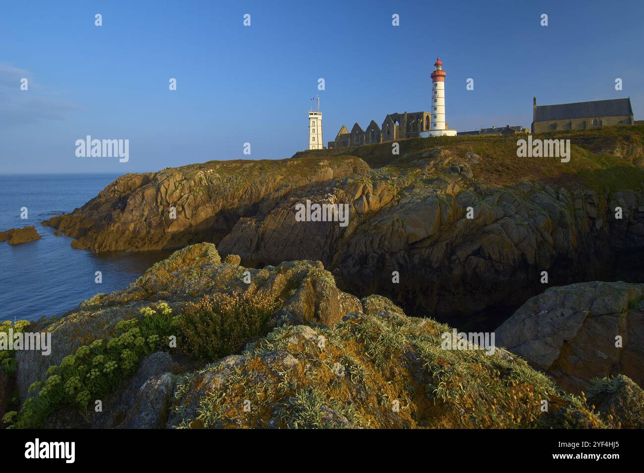 Phare de Saint Mathieu, lighthouse with monastery ruins, Saint Mathieu ...