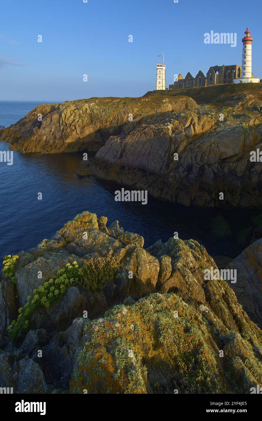 Phare de Saint Mathieu, lighthouse with monastery ruins, Saint Mathieu ...