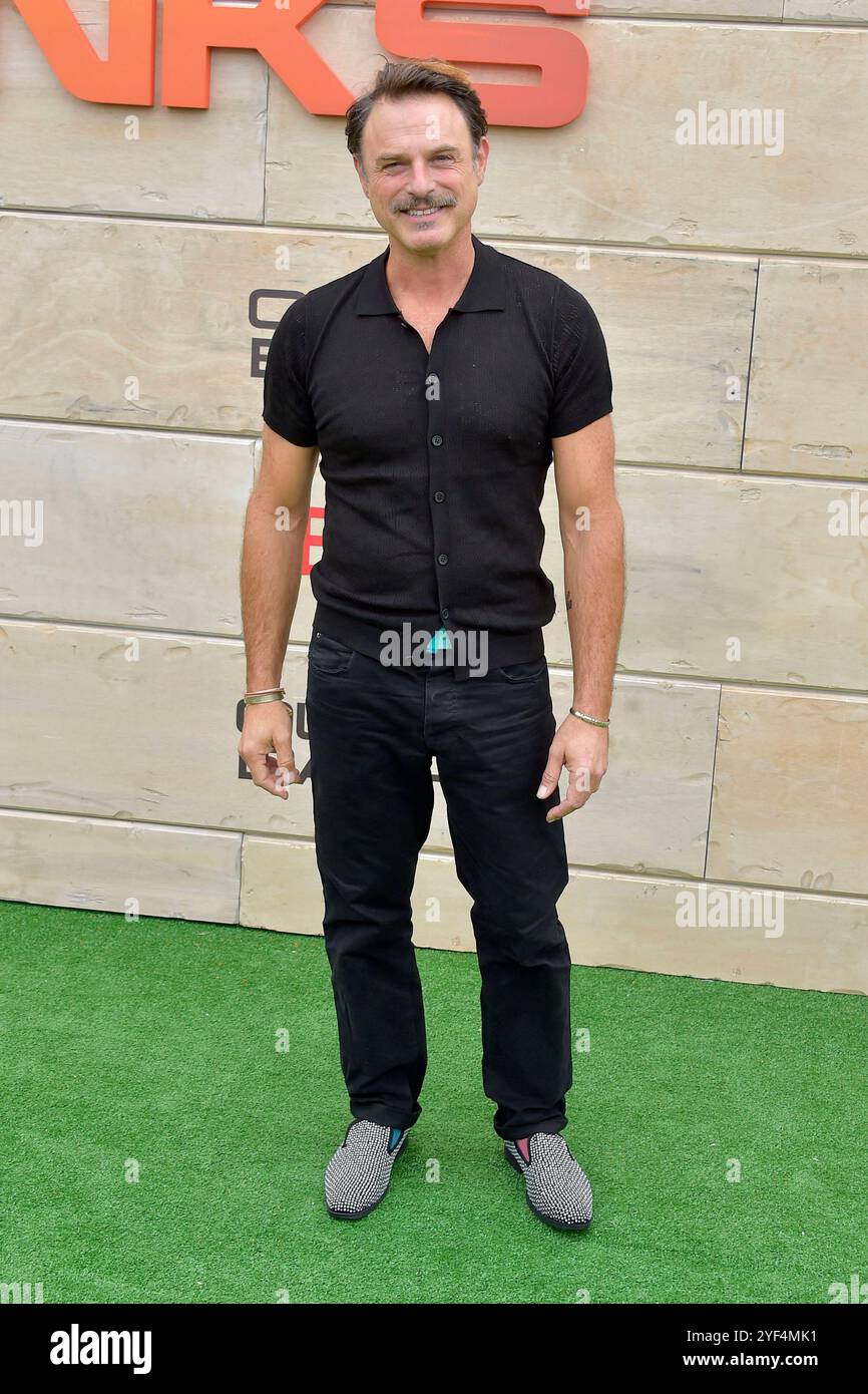 Tony Crane beim Netflix Event Poguelandia: An Outer Banks Experience zum 2. Teil der 4. Staffel ...