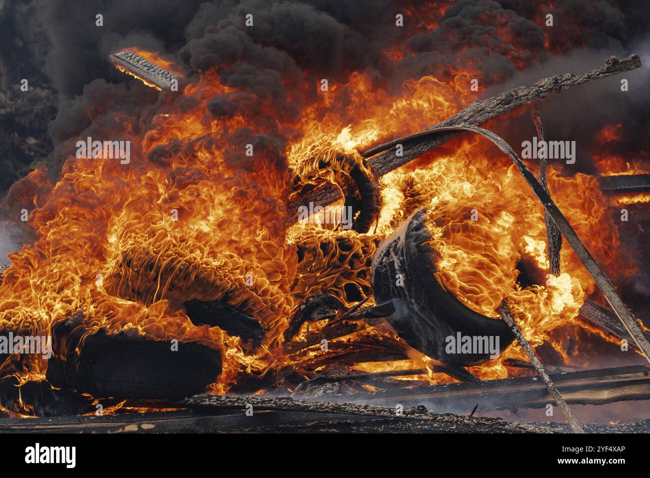 Car on fire burning field hi-res stock photography and images - Alamy