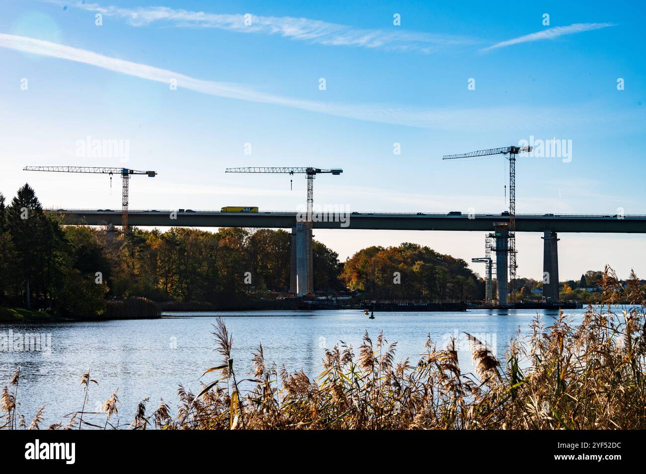 Herbstliche Landschaft Baustelle einer Autobahnbrücke mit Baukränen ...