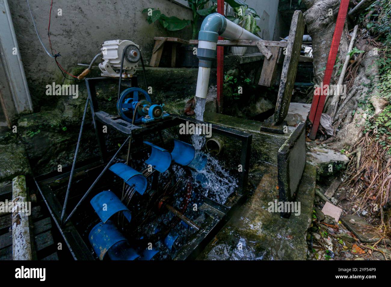 Rotating waterwheel hi-res stock photography and images - Alamy