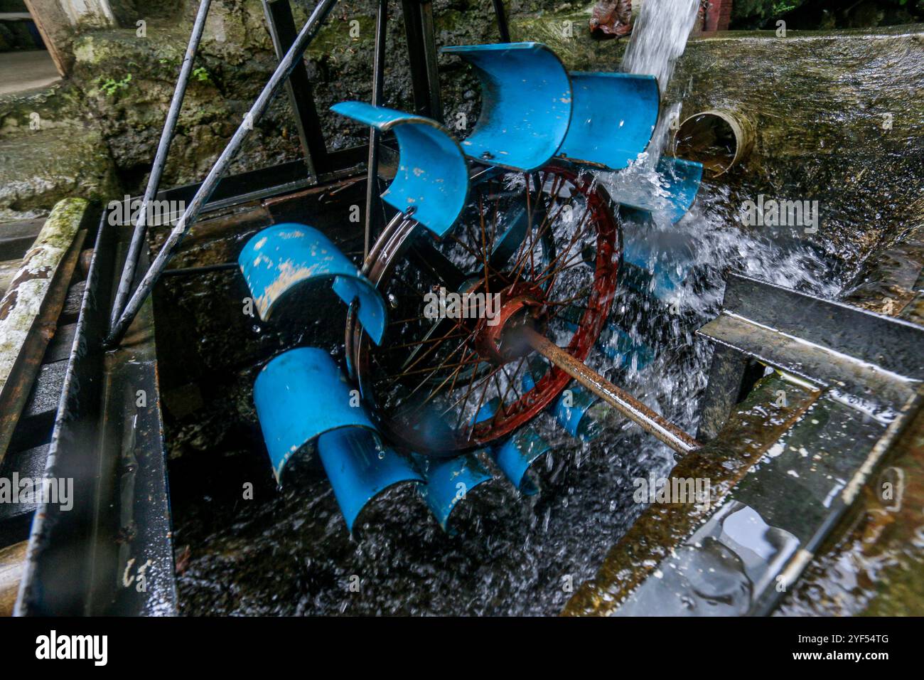 Rotating waterwheel hi-res stock photography and images - Alamy