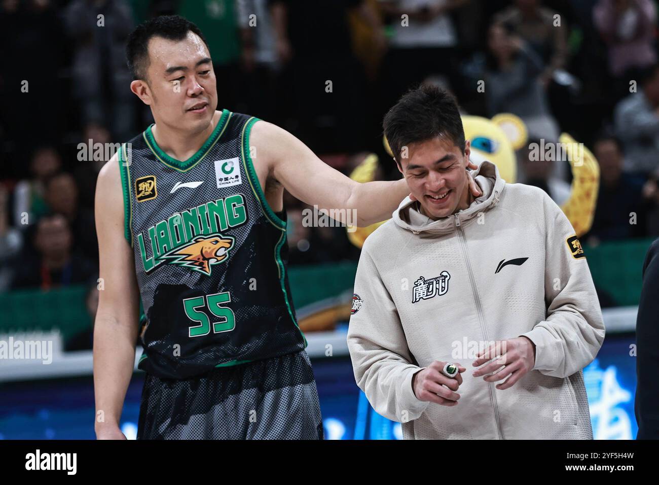 Shenyang, China. 3rd Nov, 2024. Guo Ailun (R) of Guangzhou Loong Lions ...