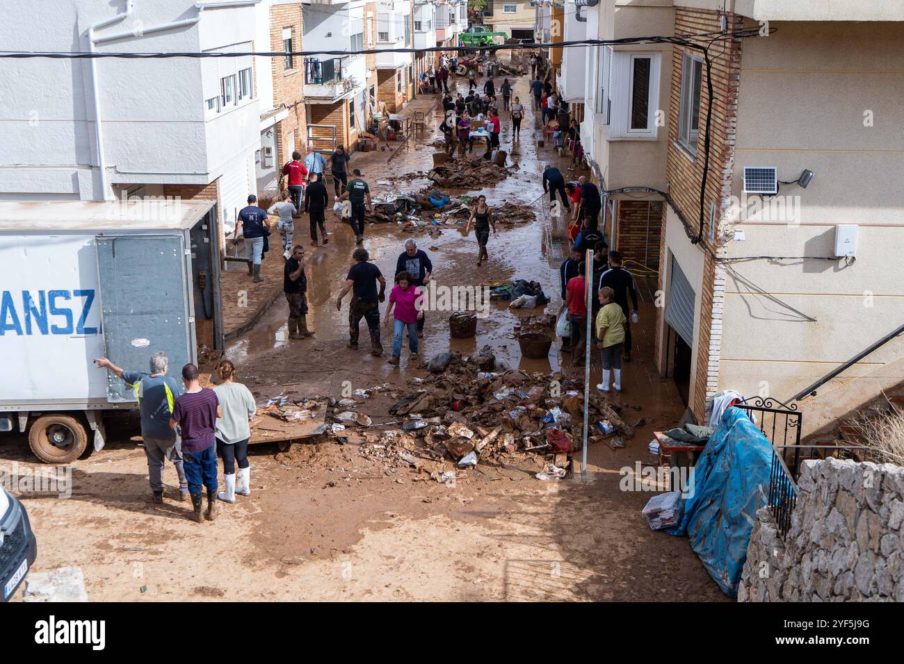 Residents and volunteers seen cleaning buildings and streets in Utiel ...