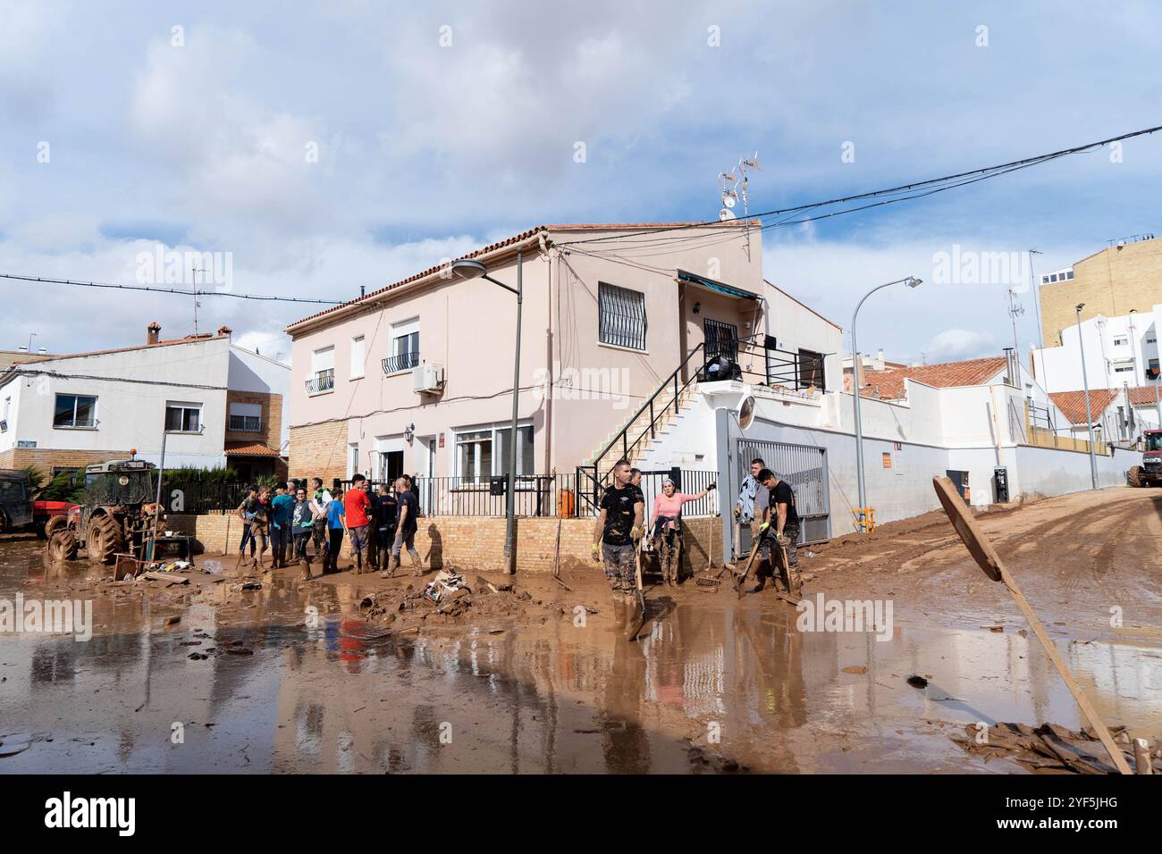 Residents and volunteers seen cleaning buildings and streets in Utiel ...