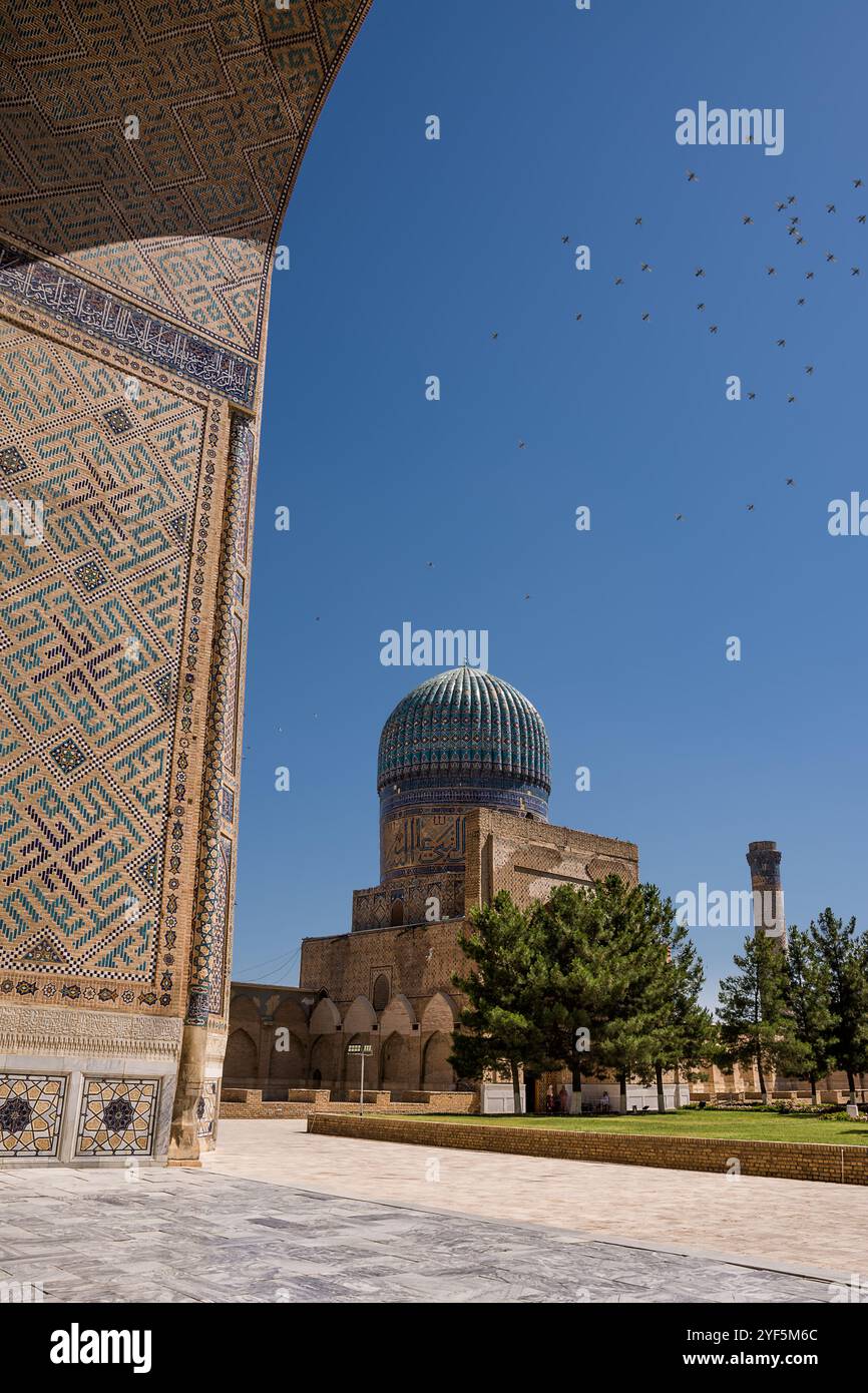 View of the garden and Bibi Khanum mosque Stock Photo - Alamy