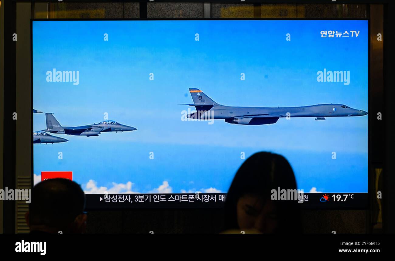 A 24-hour Yonhapnews TV broadcast at Yongsan Railway Station in Seoul ...