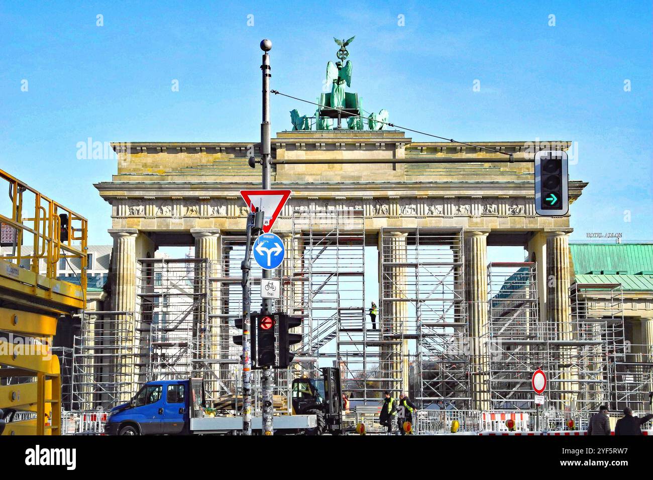 Aufbauarbeiten am Brandenburger Tor fuer Feier 35 Jahre Mauerfall ...
