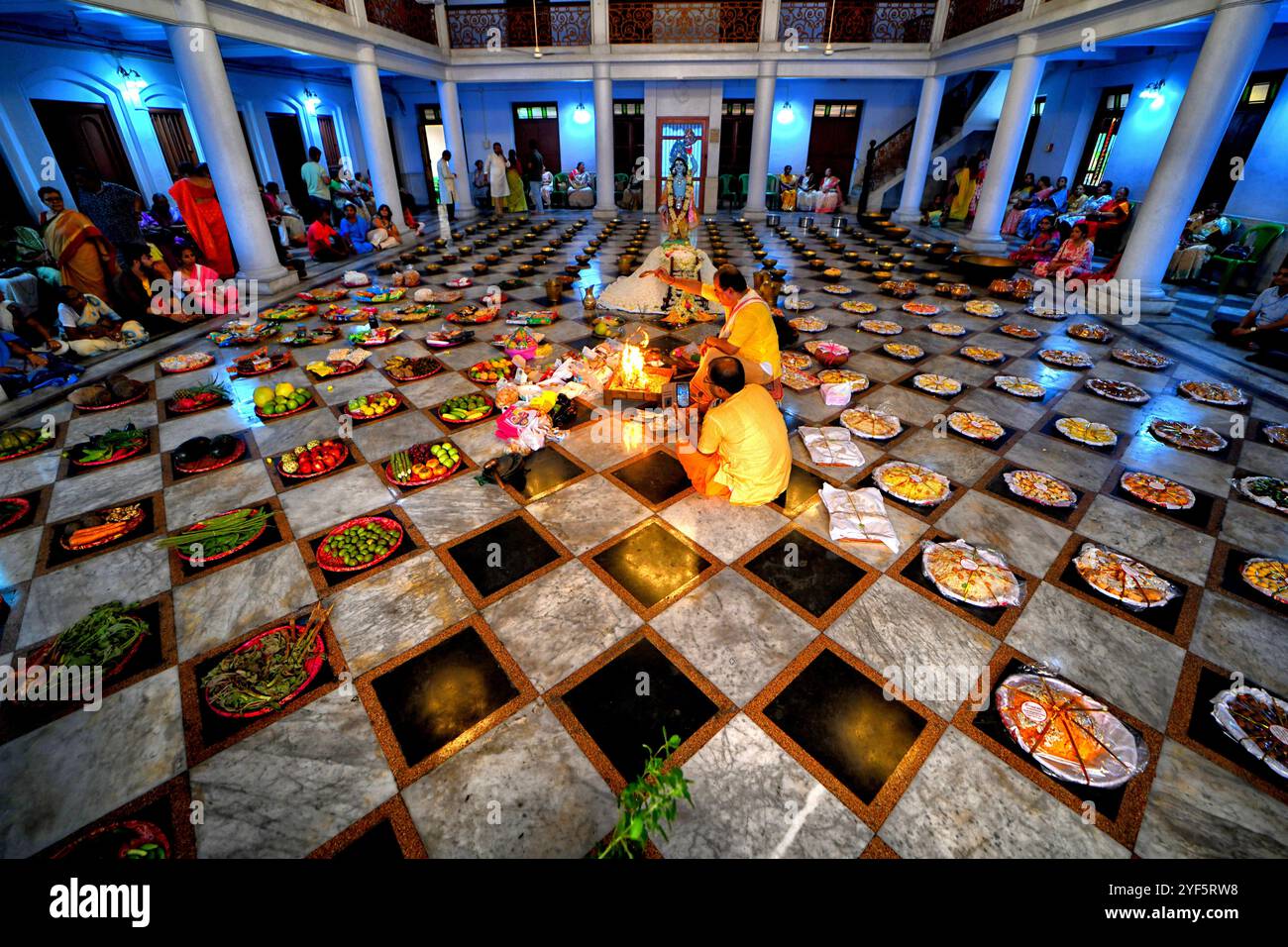 Kolkata, India. 02nd Nov, 2024. Hindu priest perform rituals on the occasion of the 'Annakut' or ...