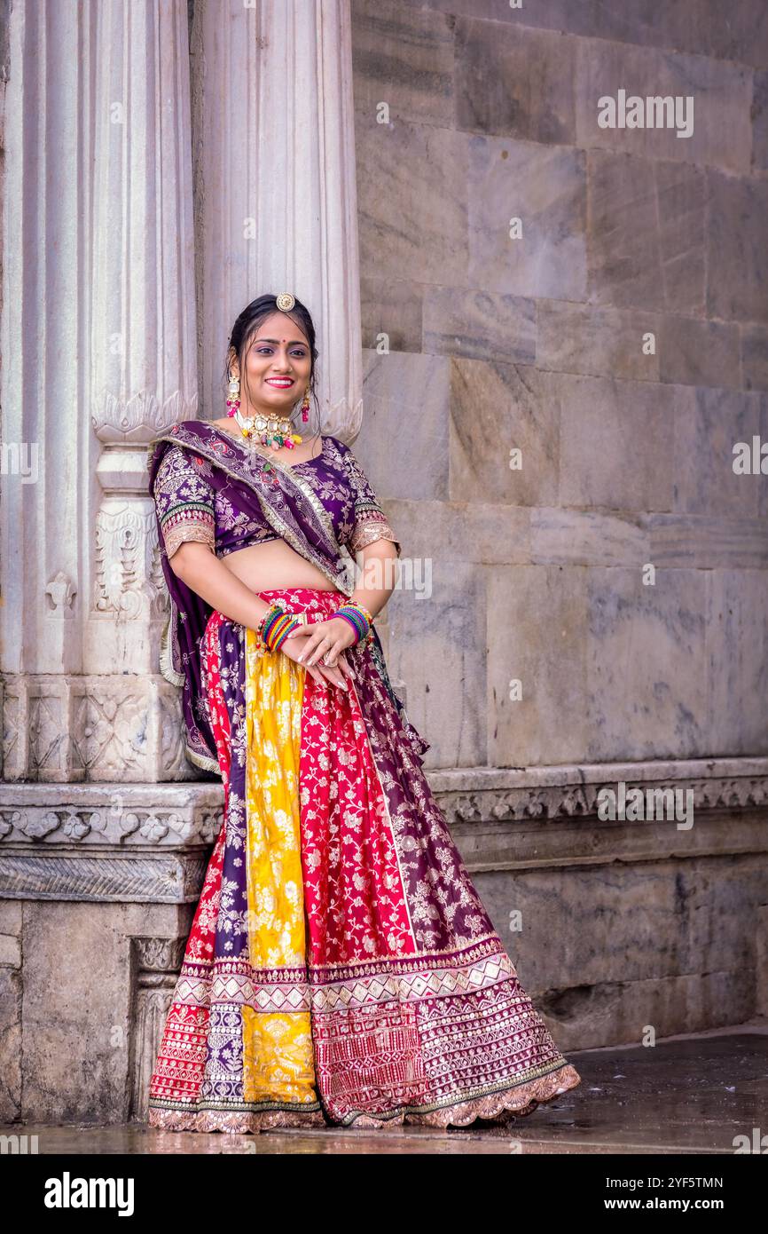Woman dressed in traditional clothes, Udaipur, Rajasthan, India Stock ...
