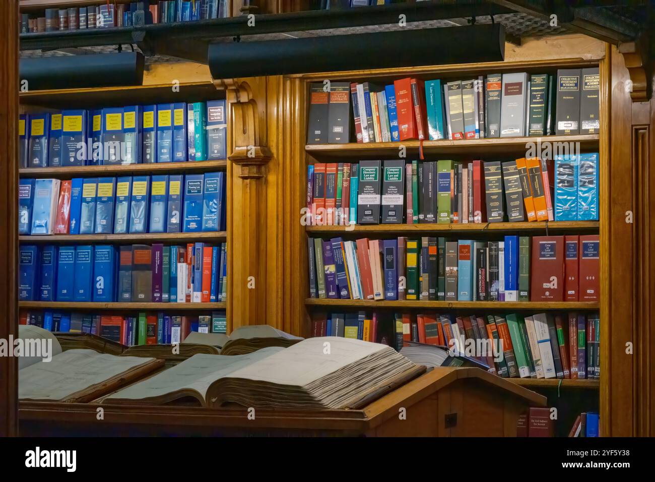 Open books on wooden desks and bookshelves in Lincoln’s Inn Library ...