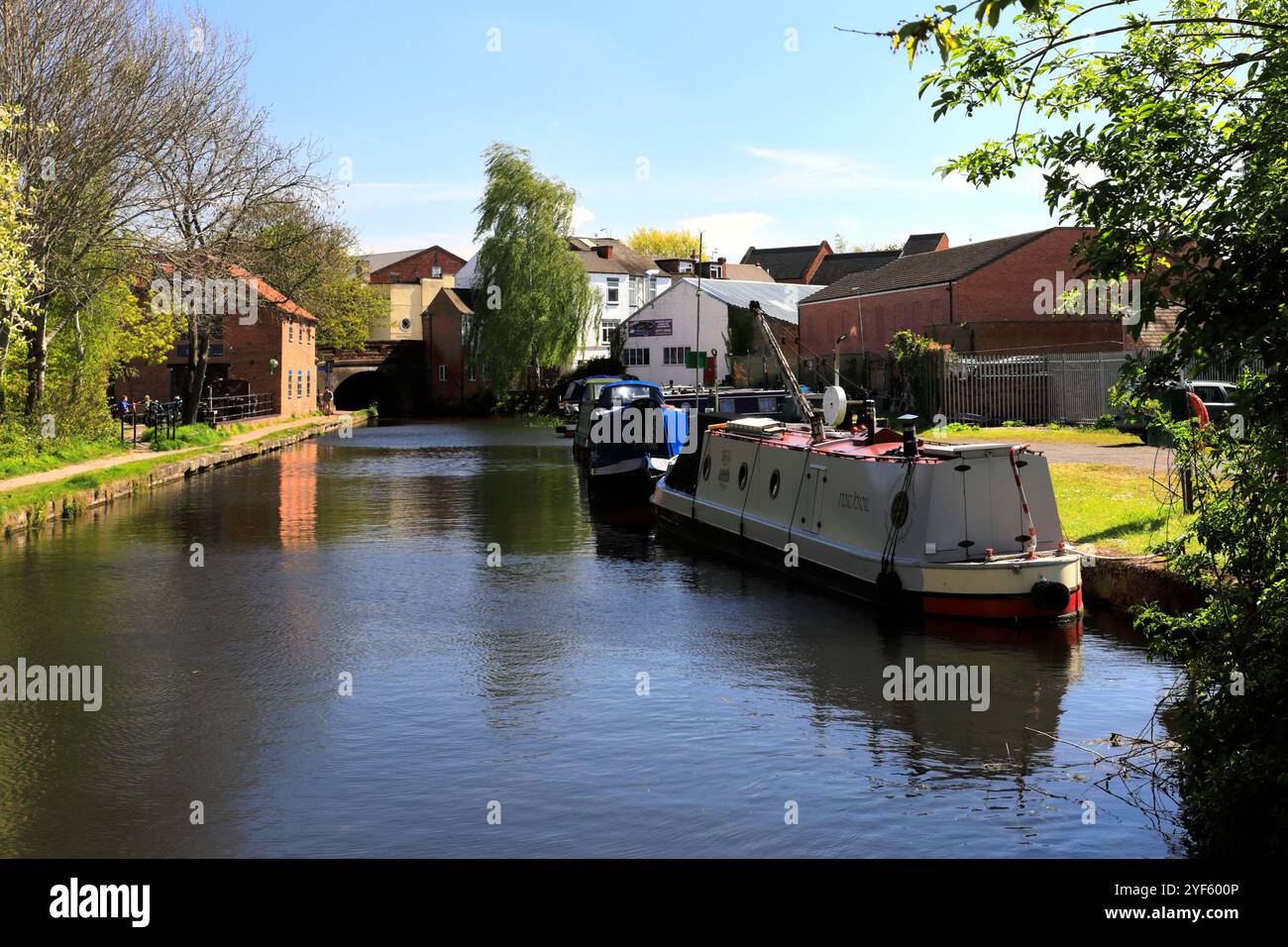 Narrowboats near Lockgate 59 on the Chesterfield canal, Retford town ...