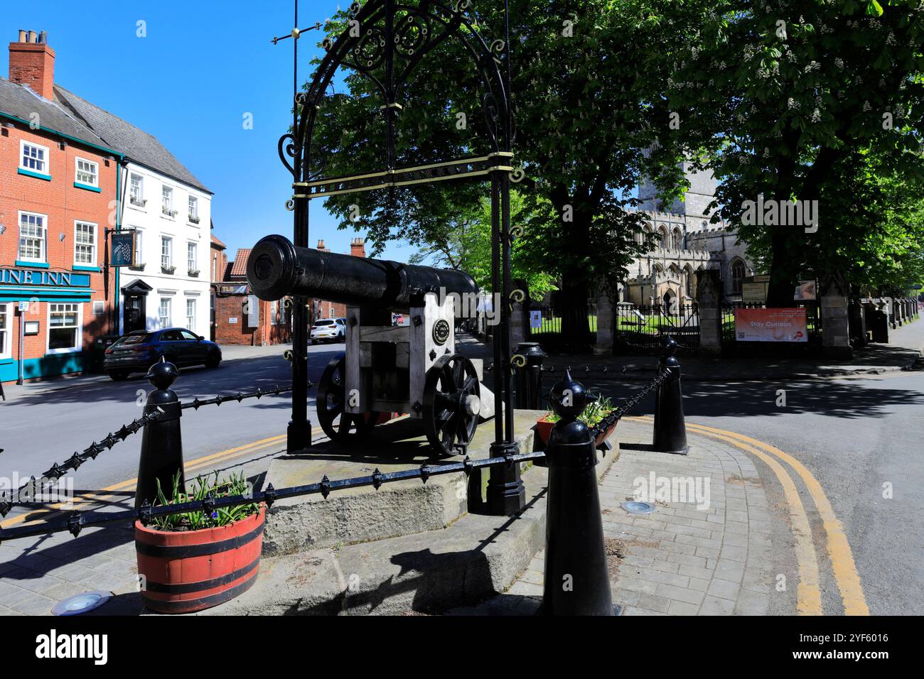 The Sebastopol Cannon outside St Swithuns church, Retford town ...