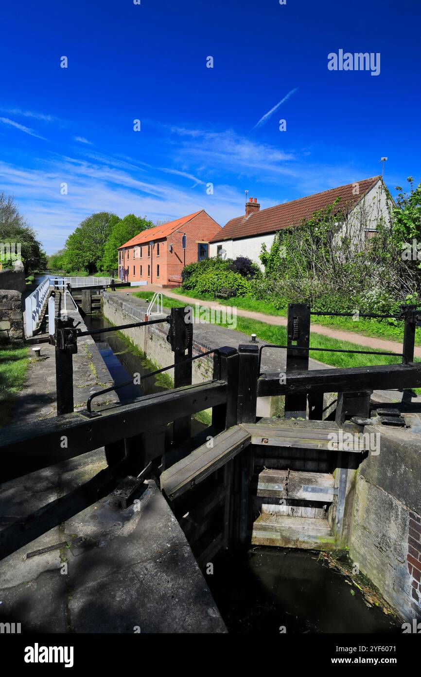 Lockgate 59 on the Chesterfield canal, Retford town, Nottinghamshire ...