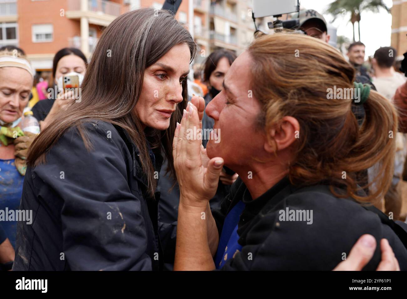 PAIPORTA (VALENCIA), 03/11/2024.- La reina Letizia consuela a una ...