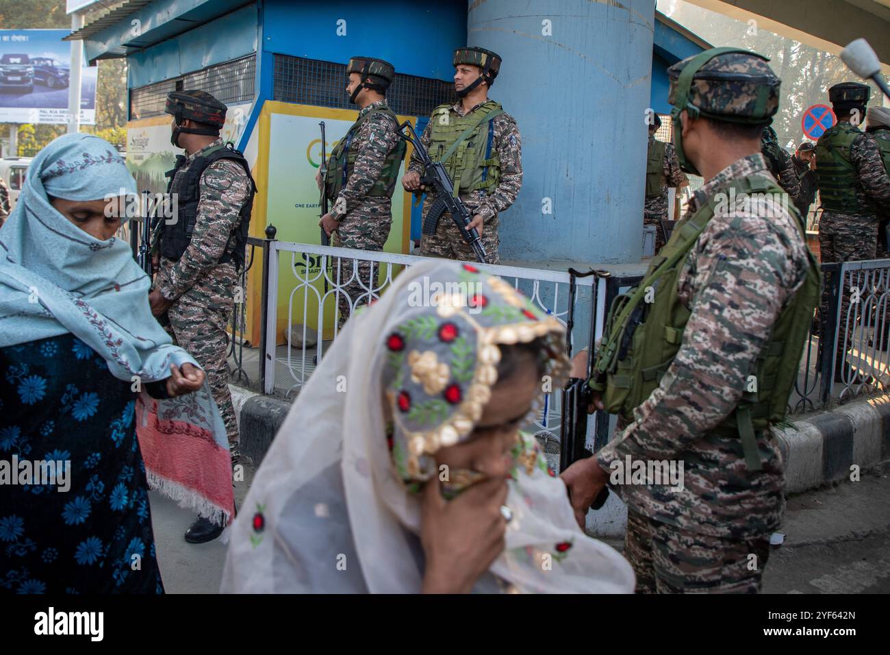 Indian women paramilitary soldiers hi-res stock photography and images ...