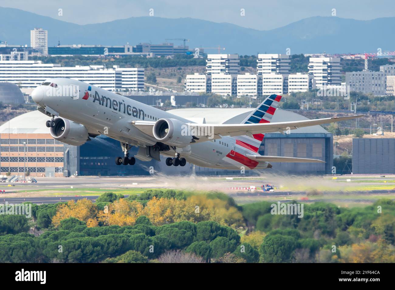 Boeing 787 taking off hi-res stock photography and images - Alamy