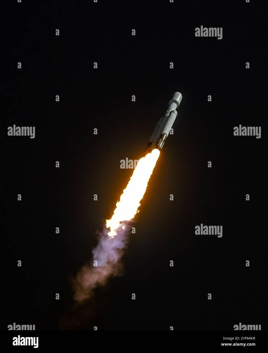 Falcon Heavy rising to orbit with the NASA Europa Clipper probe on ...