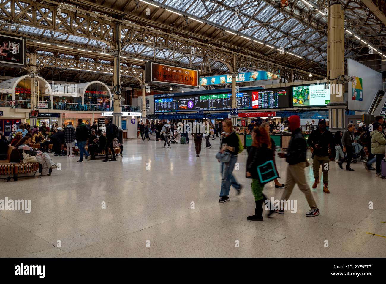 Victoria Station London. Station concourse at Victoria Station in ...