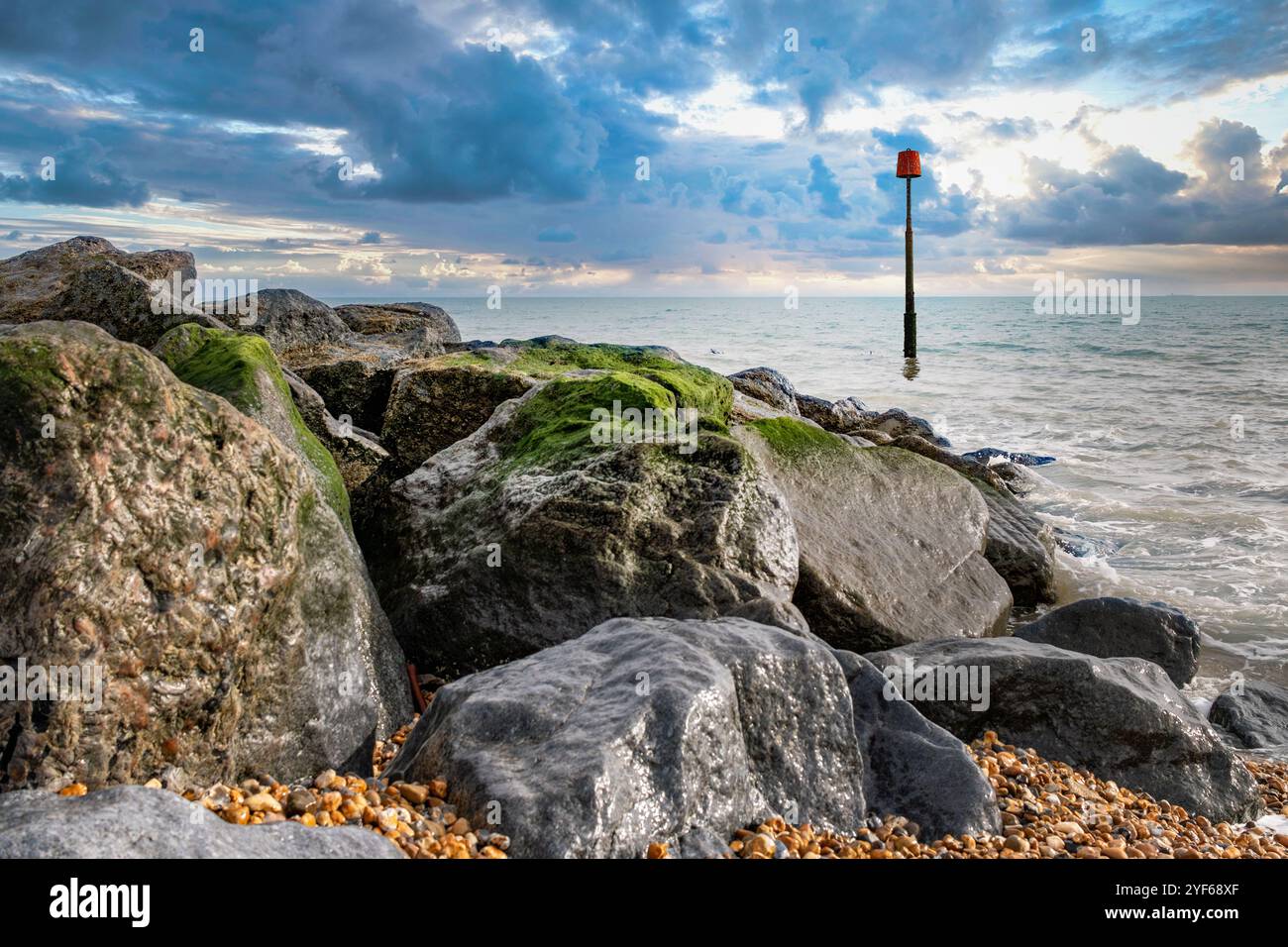 Sea defences defence rocks boulders hi-res stock photography and images ...