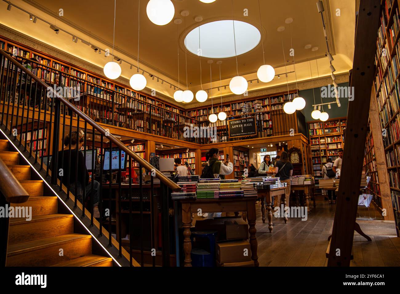Bookstore people warm hi-res stock photography and images - Alamy