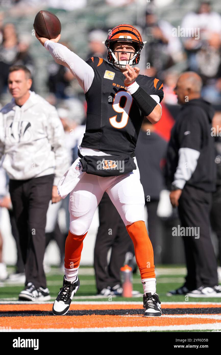 Cincinnati Bengals quarterback Joe Burrow warms up before an NFL ...
