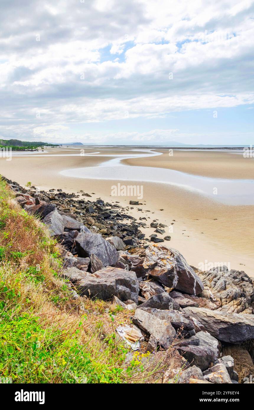 Sandy see hi-res stock photography and images - Alamy