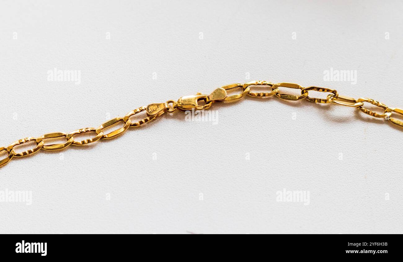 Minimalist chain hi-res stock photography and images - Alamy