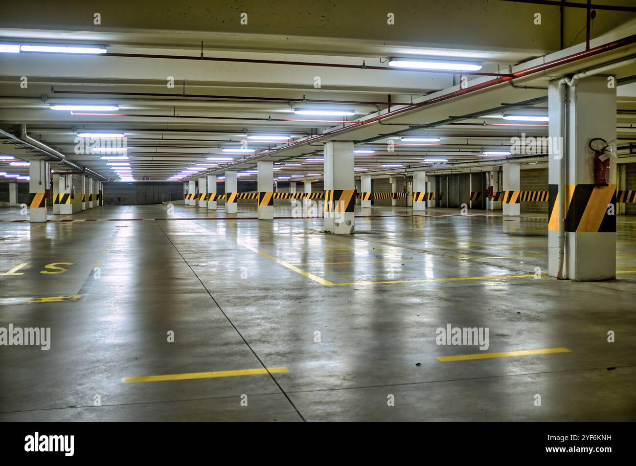 Completely empty and deserted underground parking lot Stock Photo - Alamy