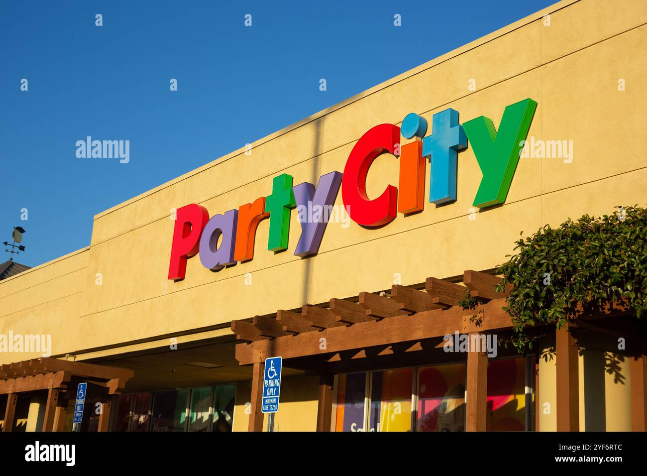 Party city store sign hi-res stock photography and images - Alamy