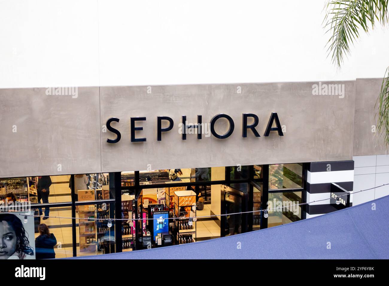 Sephora retail store window hi-res stock photography and images - Alamy
