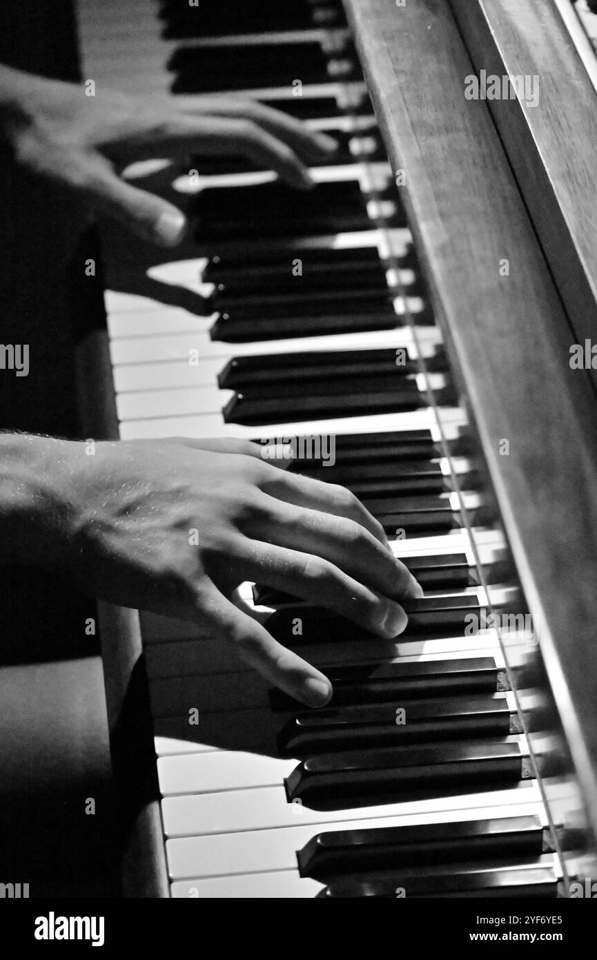 Photography of a pianist playing the piano Stock Photo - Alamy
