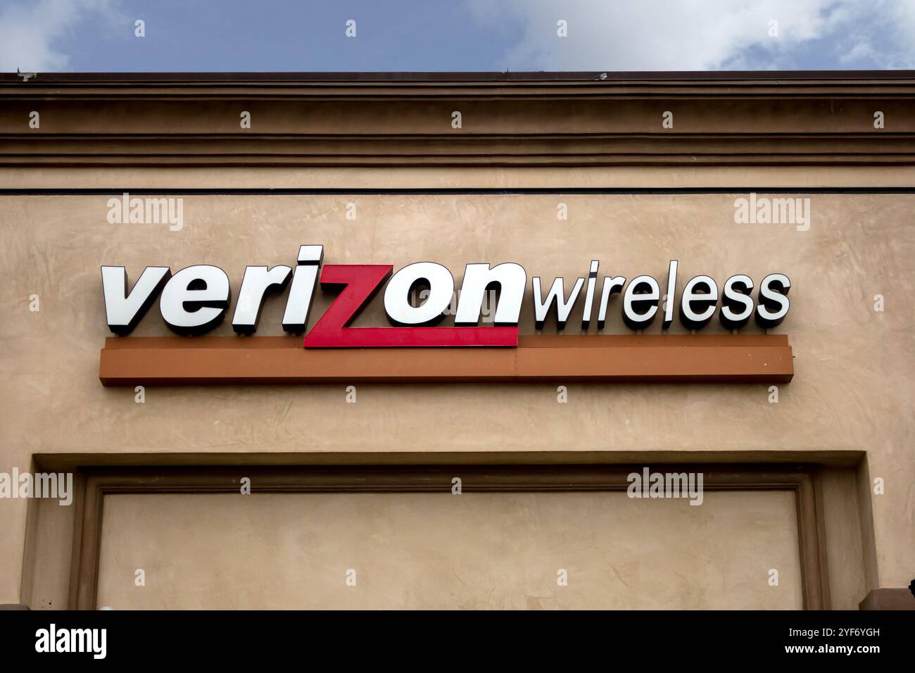 Verizon logo building hi-res stock photography and images - Alamy