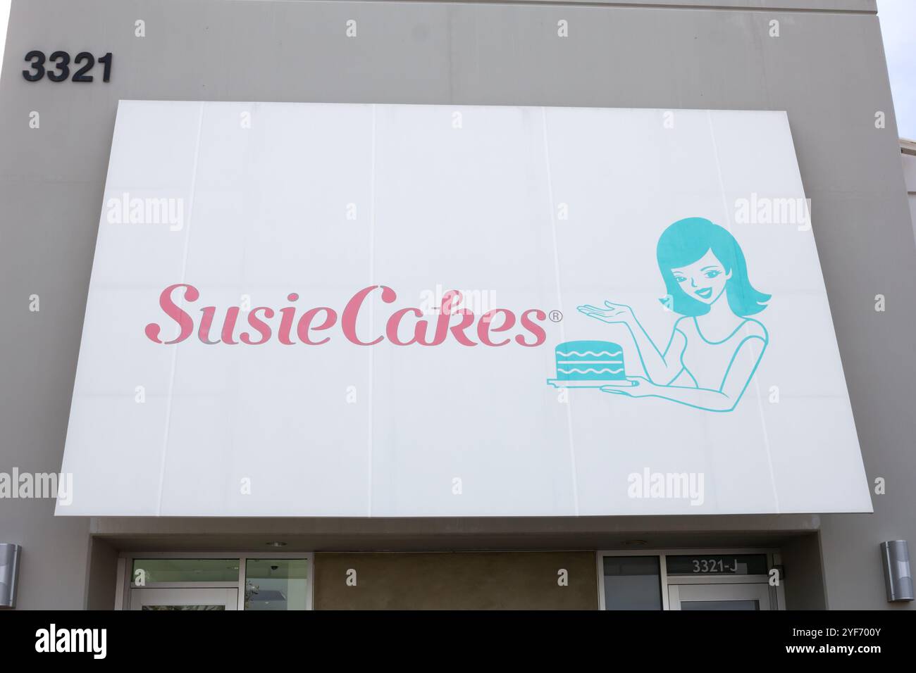 Cupcake shop logo hi-res stock photography and images - Alamy