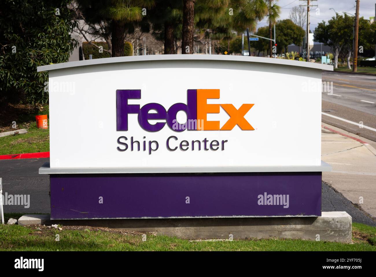 Fedex office entrance hi-res stock photography and images - Alamy