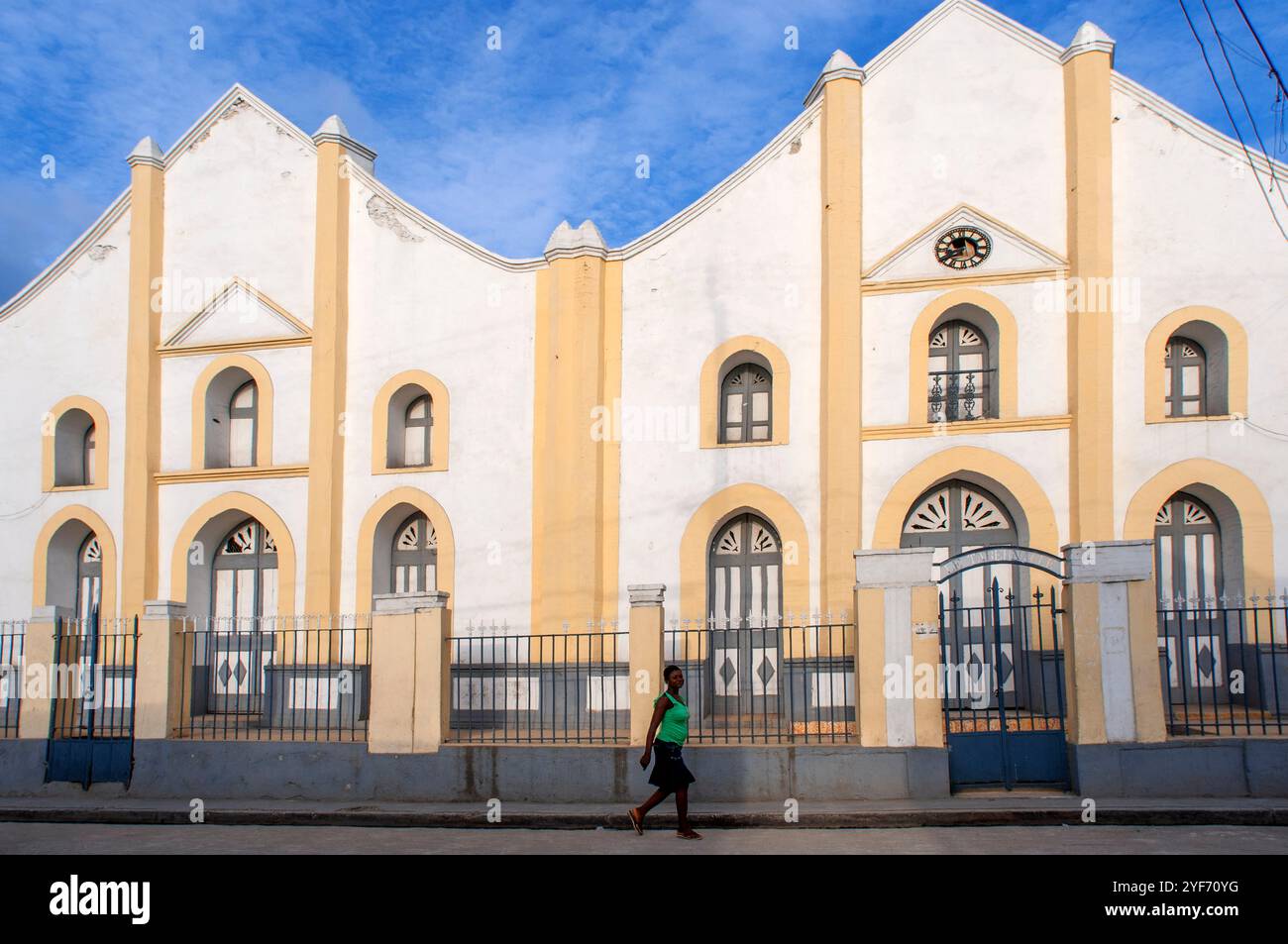Église Baptiste Tabernacle church local houses in the historic colonial ...