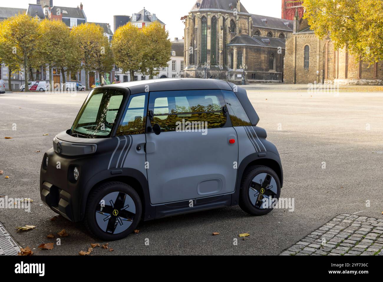 Opel Rocks-e SUM (Sustainable Urban Mobility) all-electric quadricycle ...