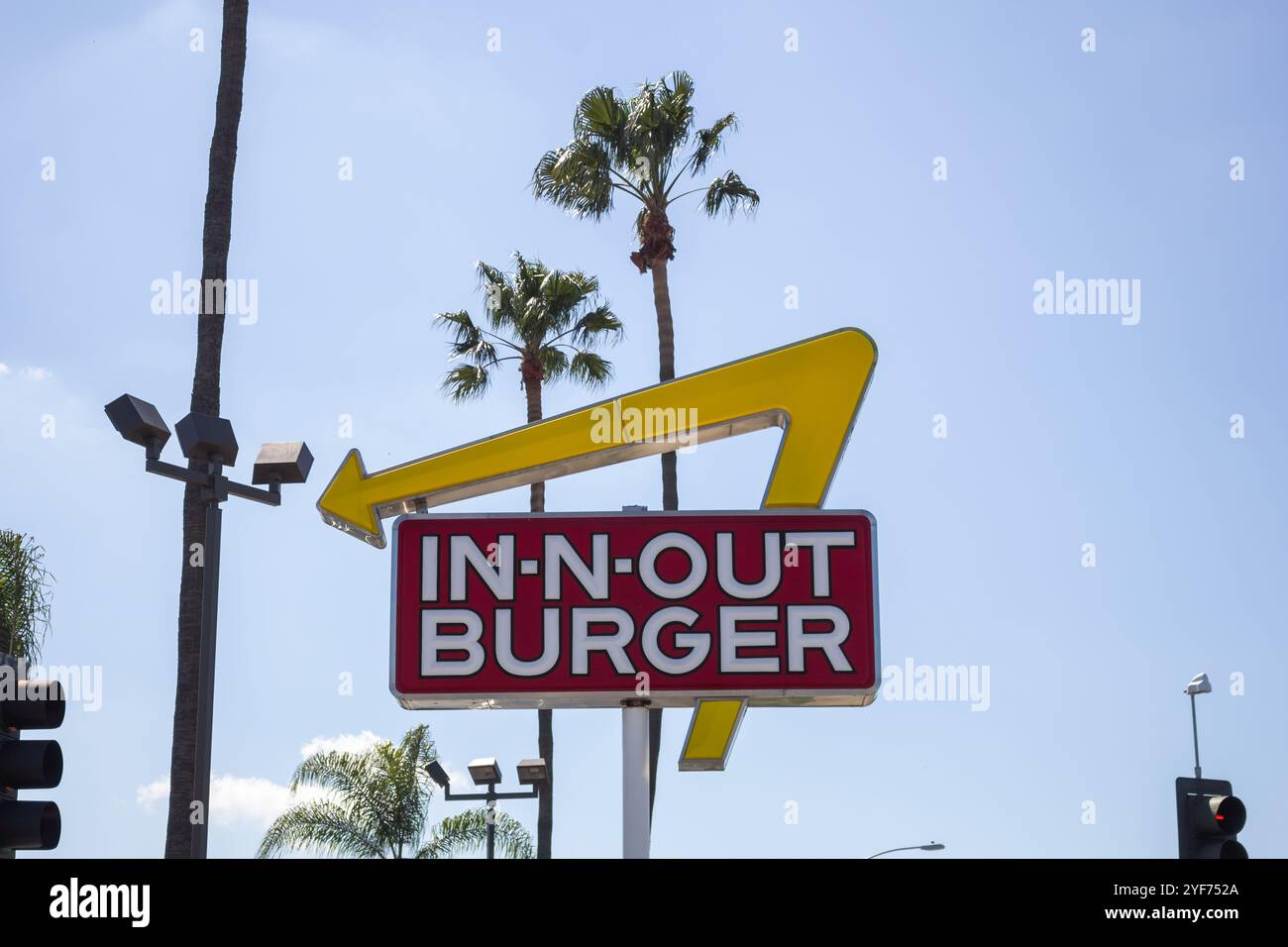In n out burger exterior logo sign hi-res stock photography and images ...