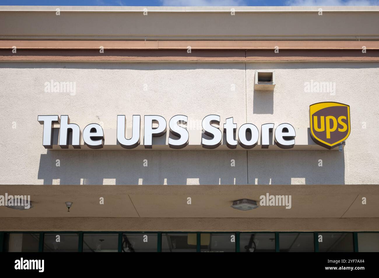 Ups logo sign hi-res stock photography and images - Alamy
