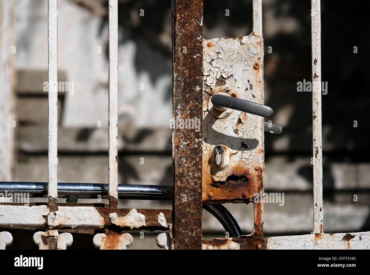 Locked rusty gate hi-res stock photography and images - Alamy
