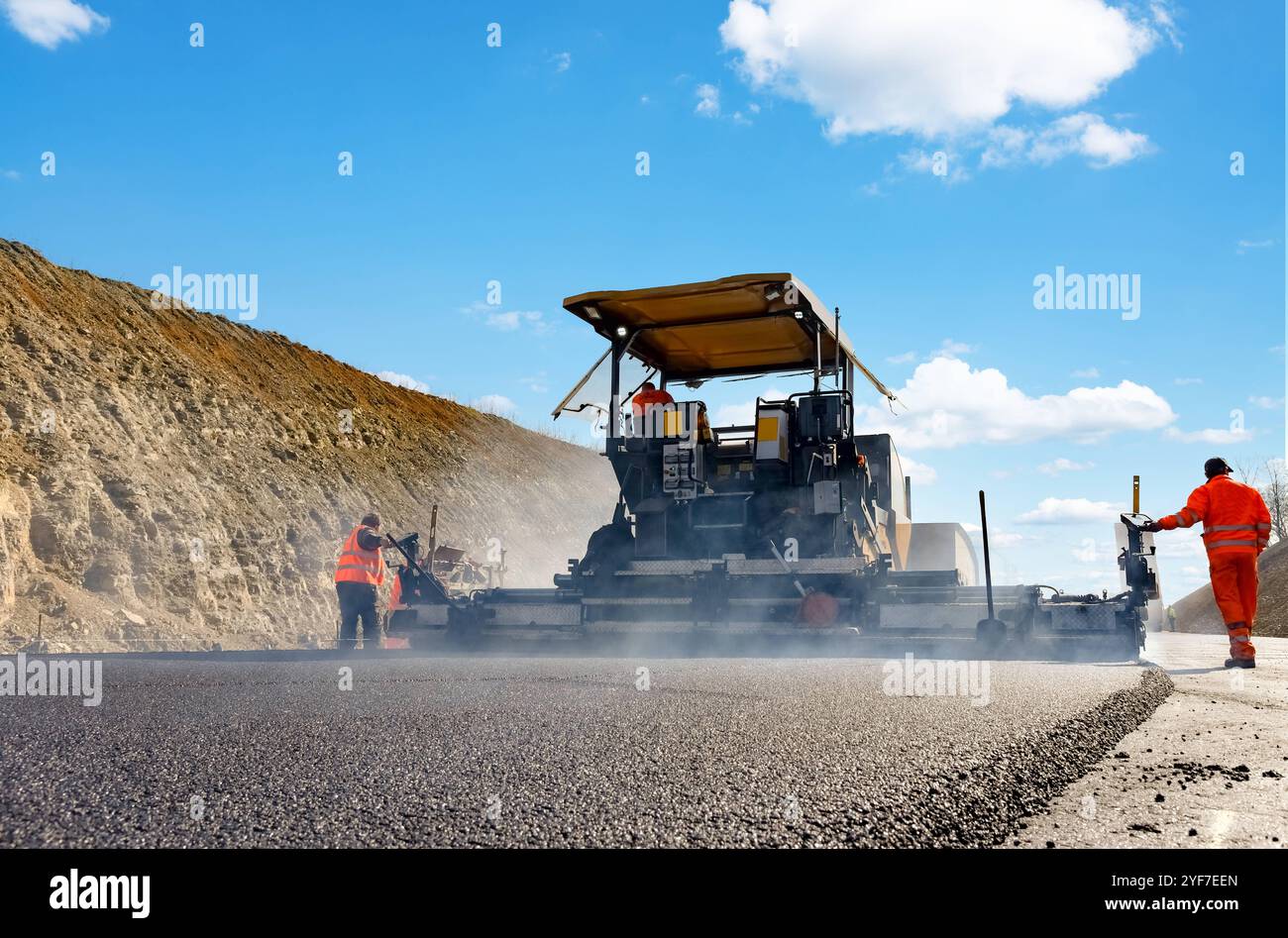 Strassenbau - Asphaltfertiger legt einen neuen Fahrbahnbelag aus ...