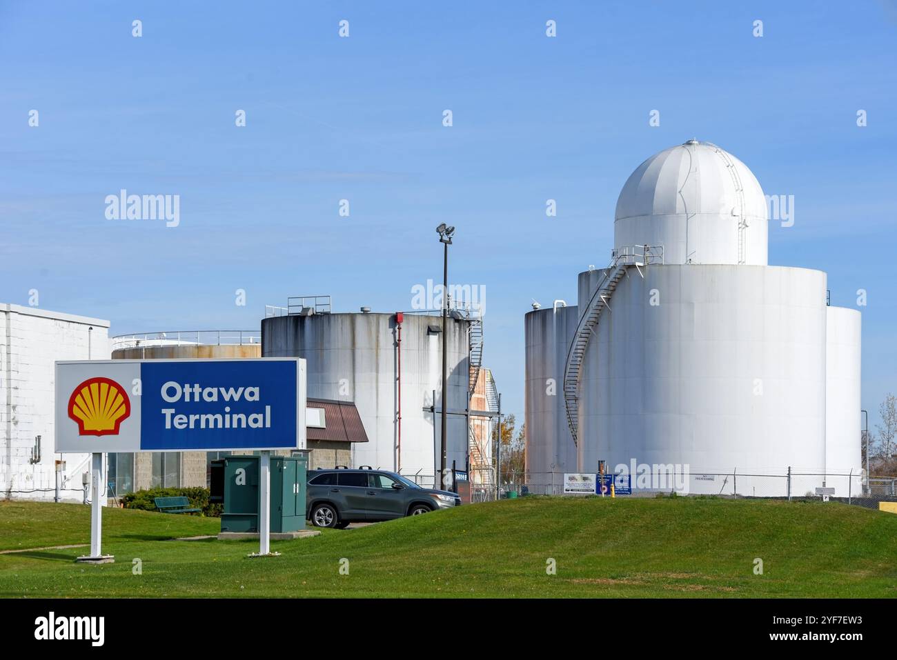 Ottawa, Canada - October 25, 2024: Terminal Shell Ottawa on Hunt Club ...